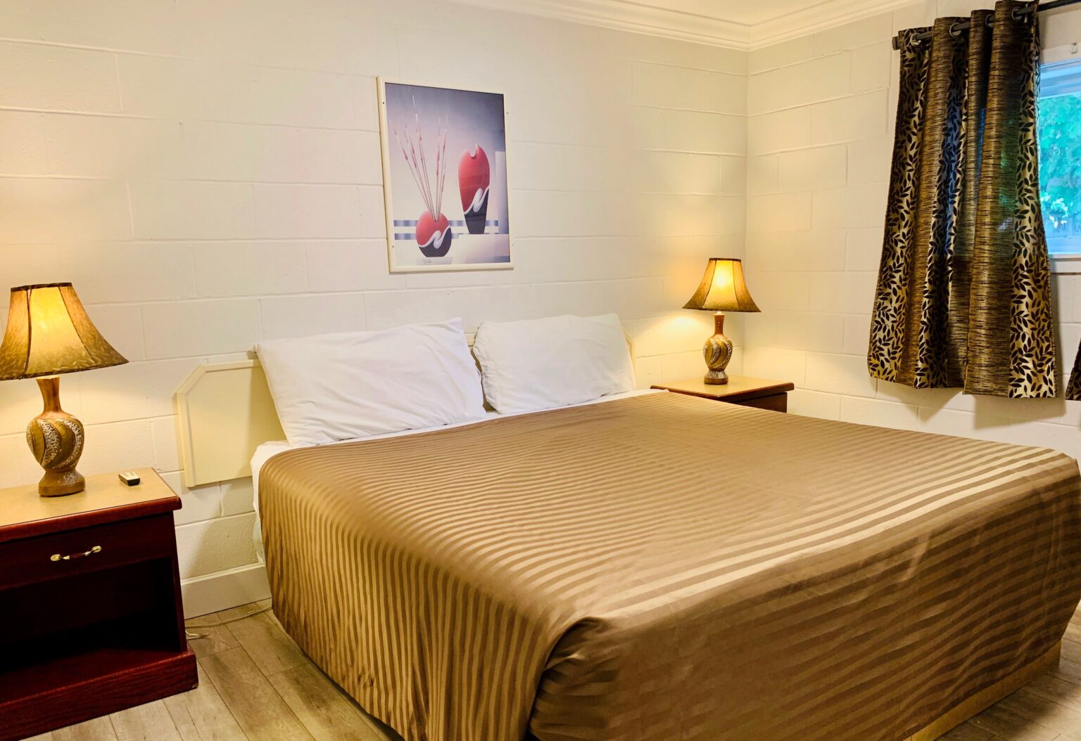 Rooms & Amenities – The Traveler's Motel